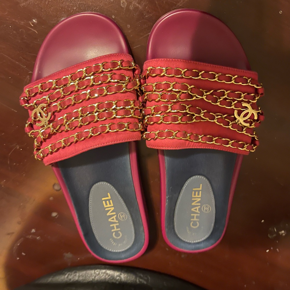 Chanel Tropiconic Gold Logo Chain Pool Slides. - Gem